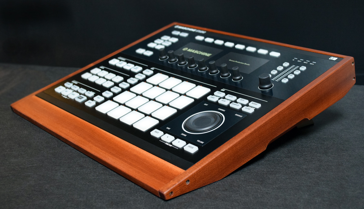 Maschine-Studio-with-Mahoogany-panels-by-mixingtable | Mixingtable.com